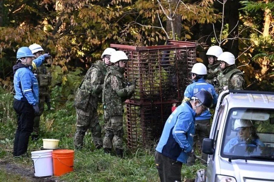 Ιαπωνία: Σε θέση μάχης, με τις αρκούδες, ο στρατός